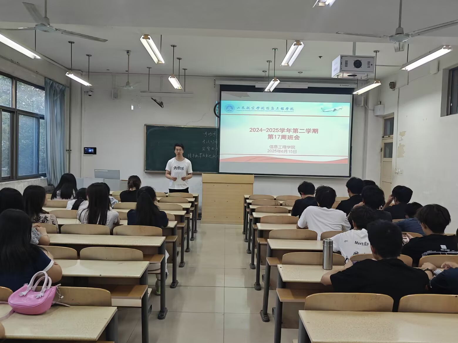 信息工程学院召开大学英语四六级考风考纪专题教育班会 全体学生共筑诚信考试防线